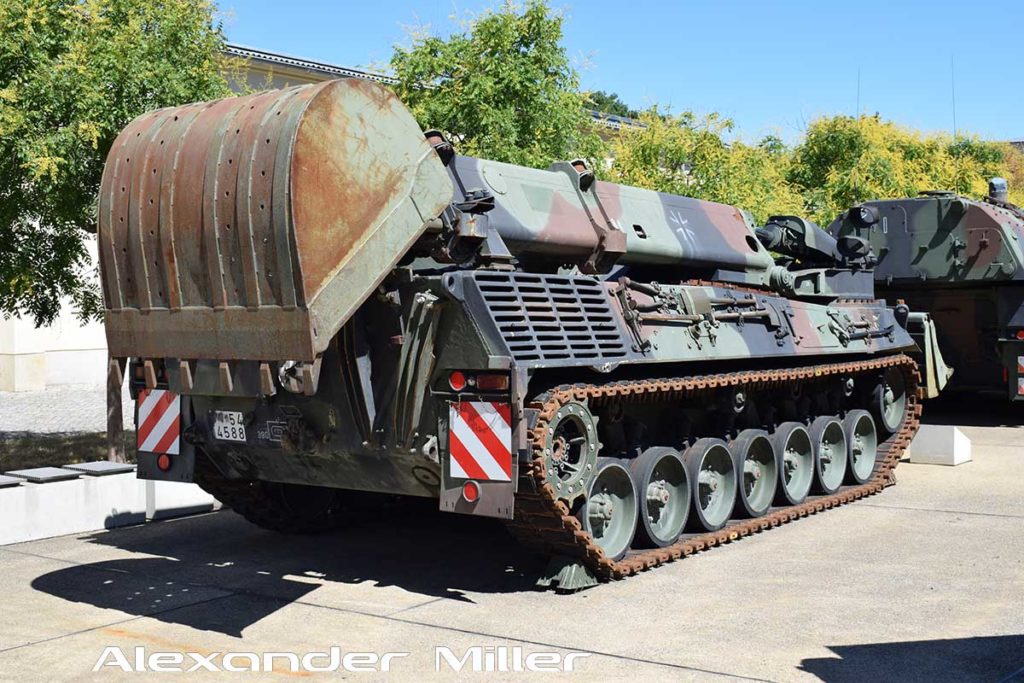 Pionierpanzer 2 A1 Dachs Walkaround (AM-00078) – Modell und Original